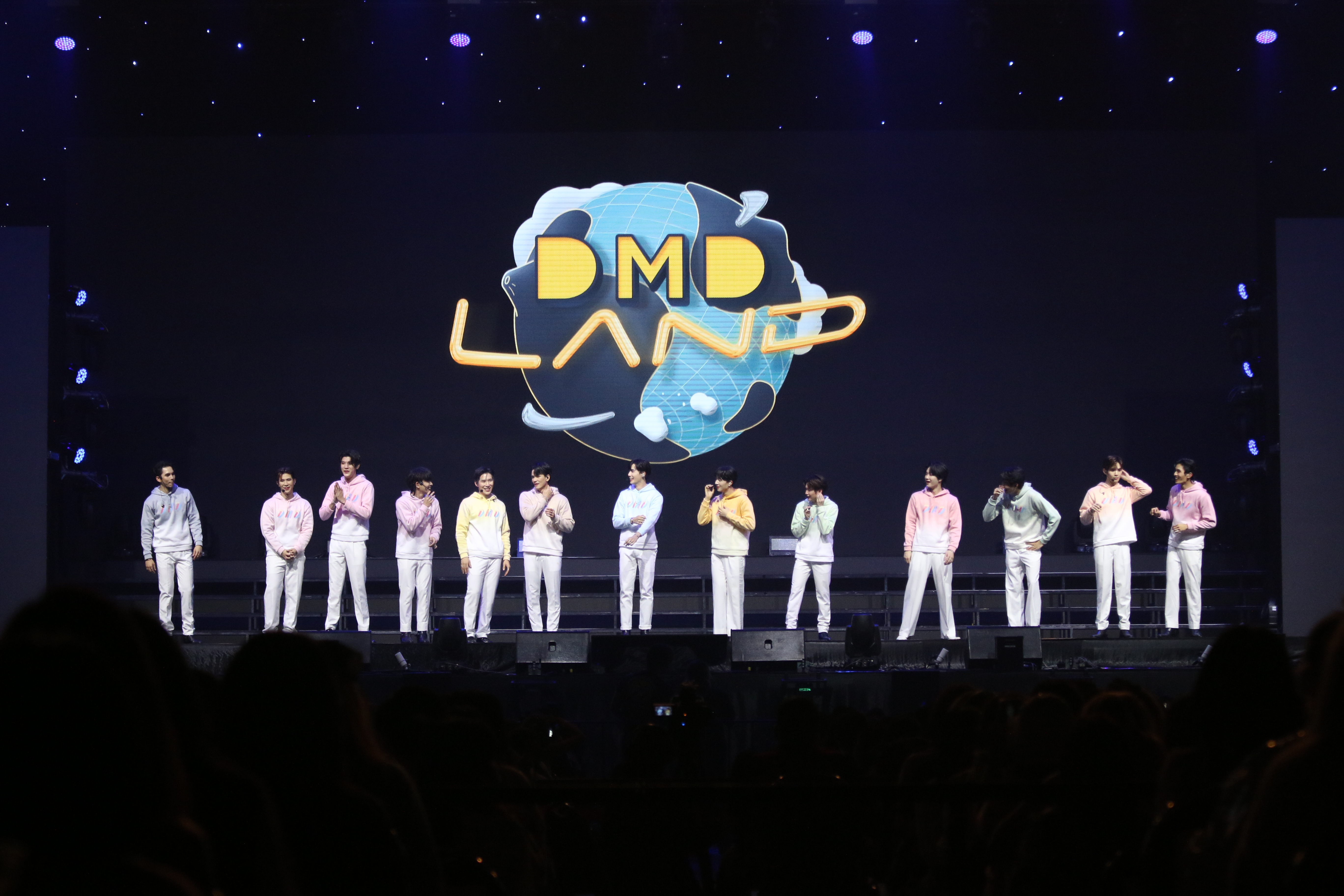 13 หนุ่ม DOMUNDI จัดเต็มเกินร้อยในงานแฟนมีทติ้งครั้งแรก ทุ่มทุนสูง 8 ...